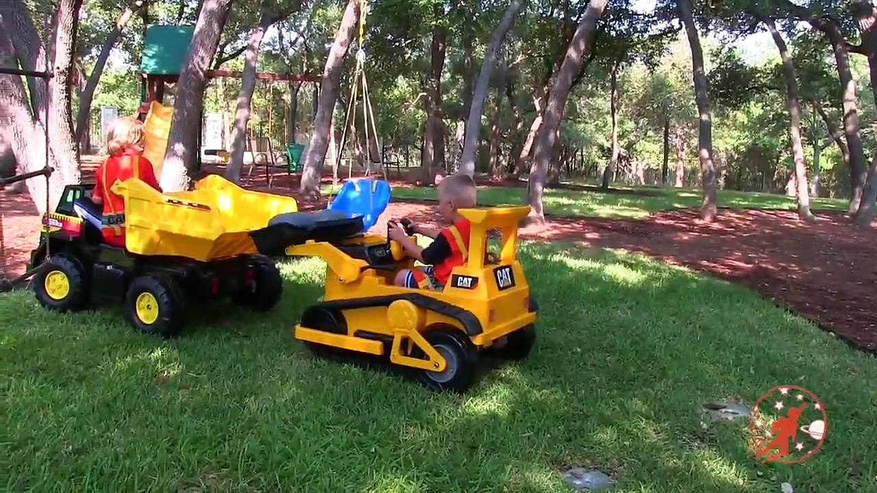 CAT Ride On Bulldozer Tractor for Kids Unboxing, Review and Riding ...