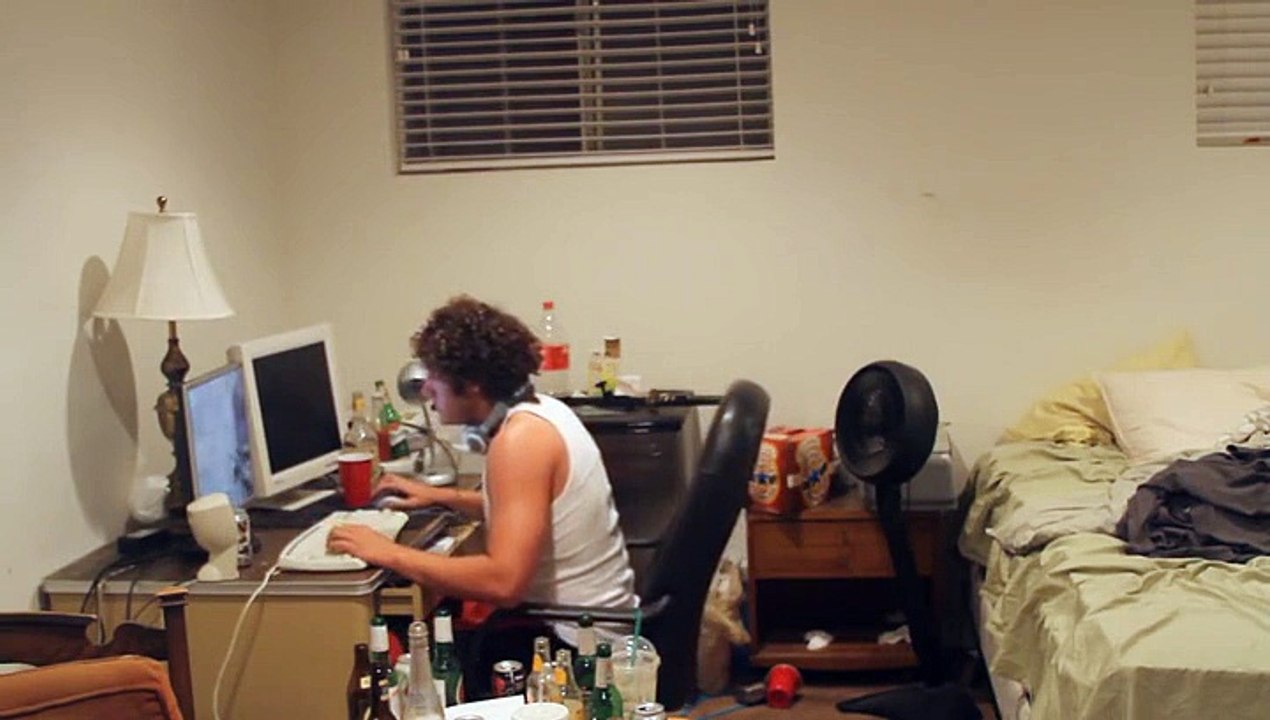 Gamer Rage Quits and Destroys His Computer With a Samurai - video ...