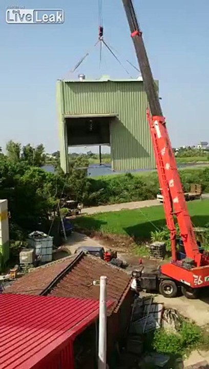 Crane tipping over after lifting a building... FAIL - Vidéo Dailymotion