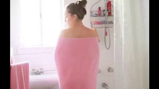 Girl Dropped Her Towel - video dailymotion