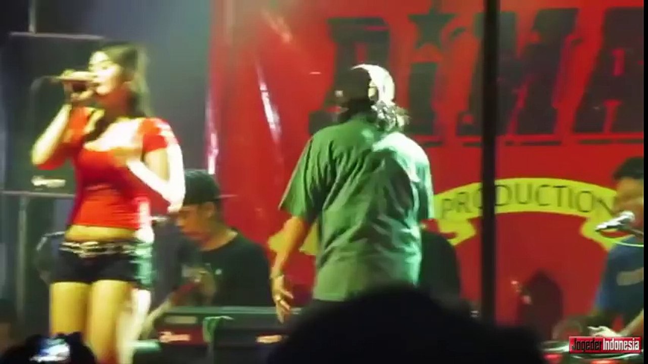 Dangdut Koplo Mesum Parah - Biduan dangdut Lia Capucino nungging ke penonton - video Dailymotion