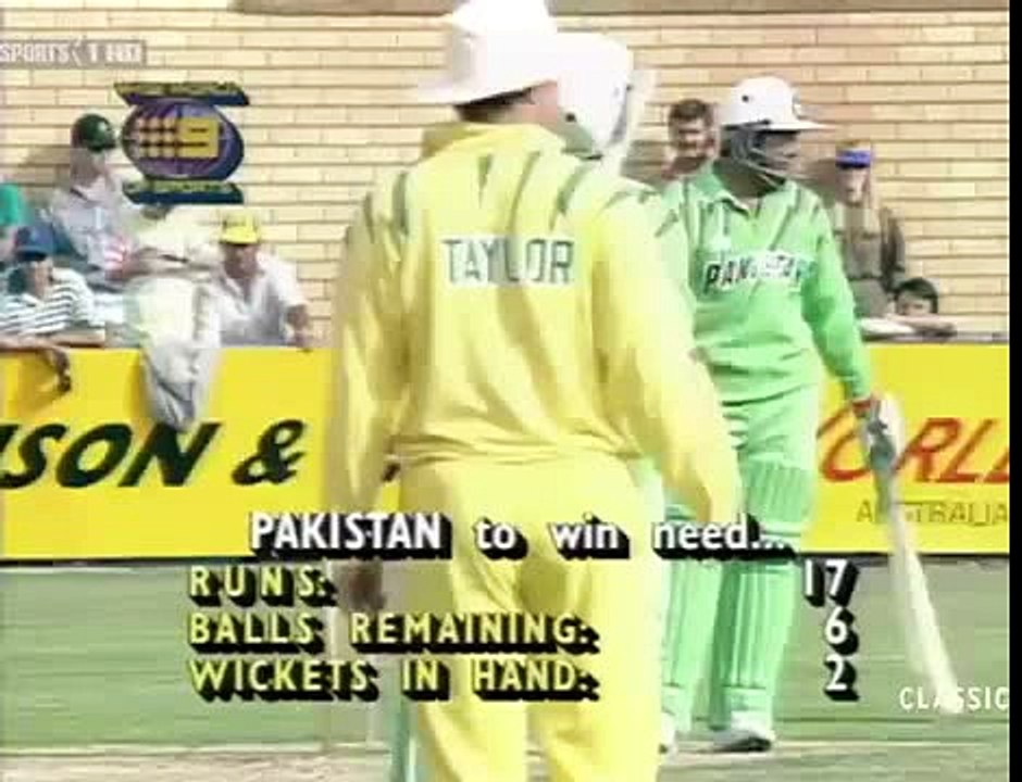Asif Mujtaba last ball 6 vs Australia Benson & Hedges World Series 1992 ...