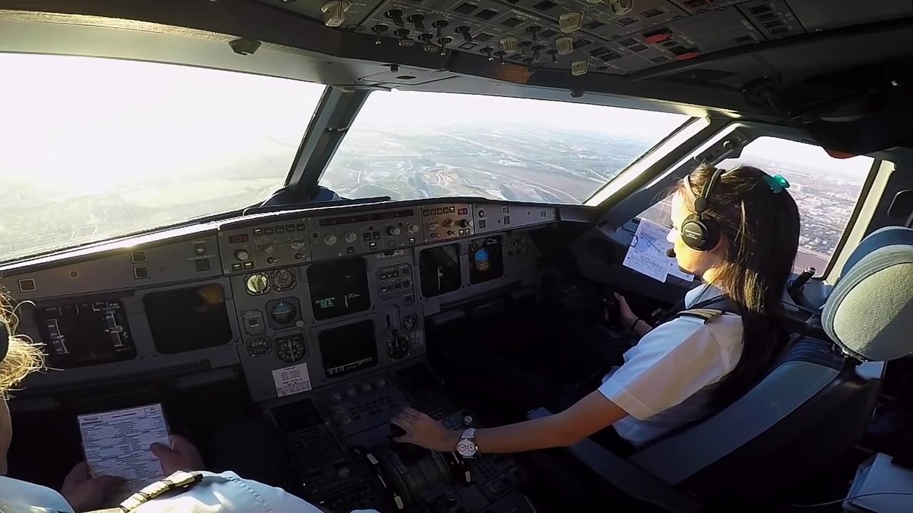 Cockpit View of Female Pilot Tel Aviv LLBG Landing - video Dailymotion