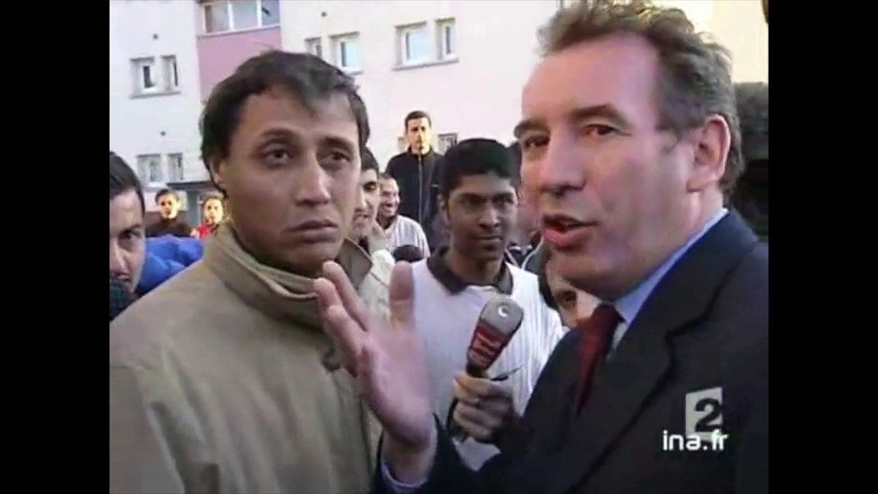François Bayrou gifle un enfant turbulent - Vidéo Dailymotion