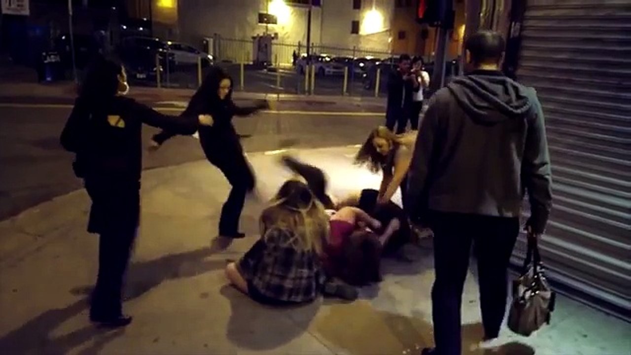 Girls Rip Clothes Off And Pull Hair In Catfight Video On Us Street