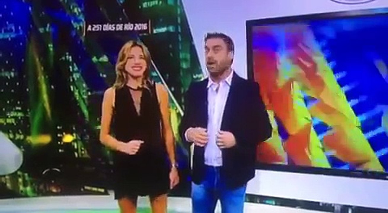 Fox News reporter suffers unfortunate wardrobe malfunction live on air ...