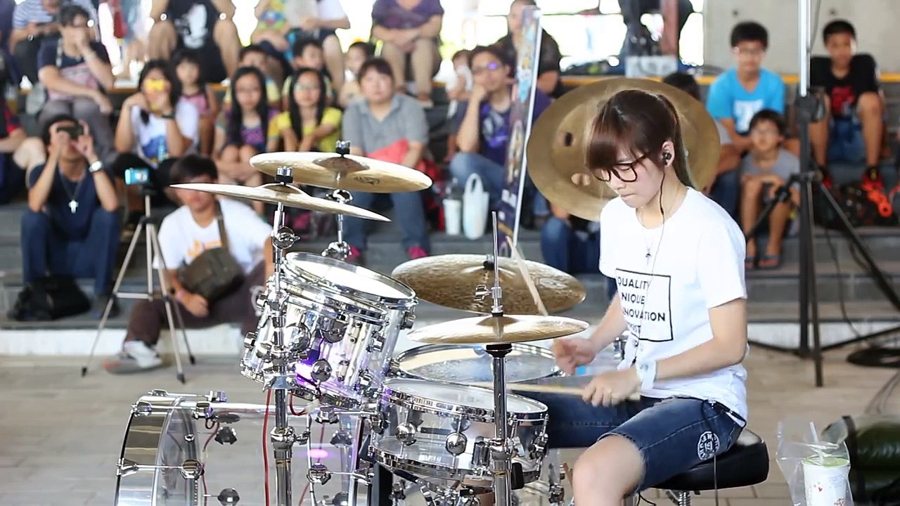 Korean Girl Entertains and Plays Drums like a Pro - video Dailymotion