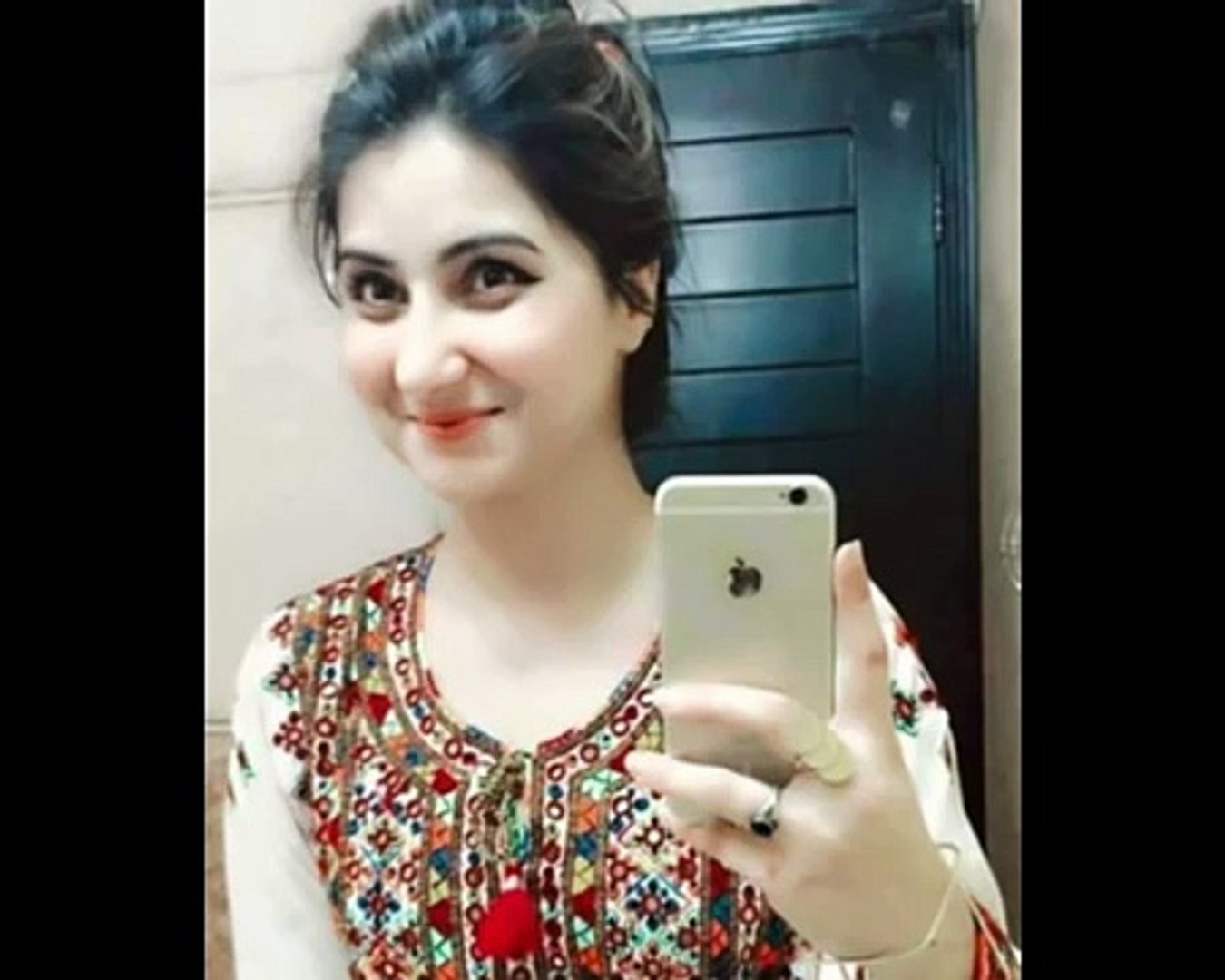 Gandi Ladkiyan Kitni Gandi Smell Hain Chut Me Ungli Karke Sungha Ladki