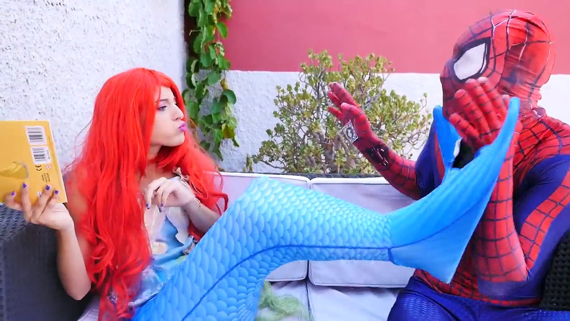 Spiderman And Wonder Woman Kiss