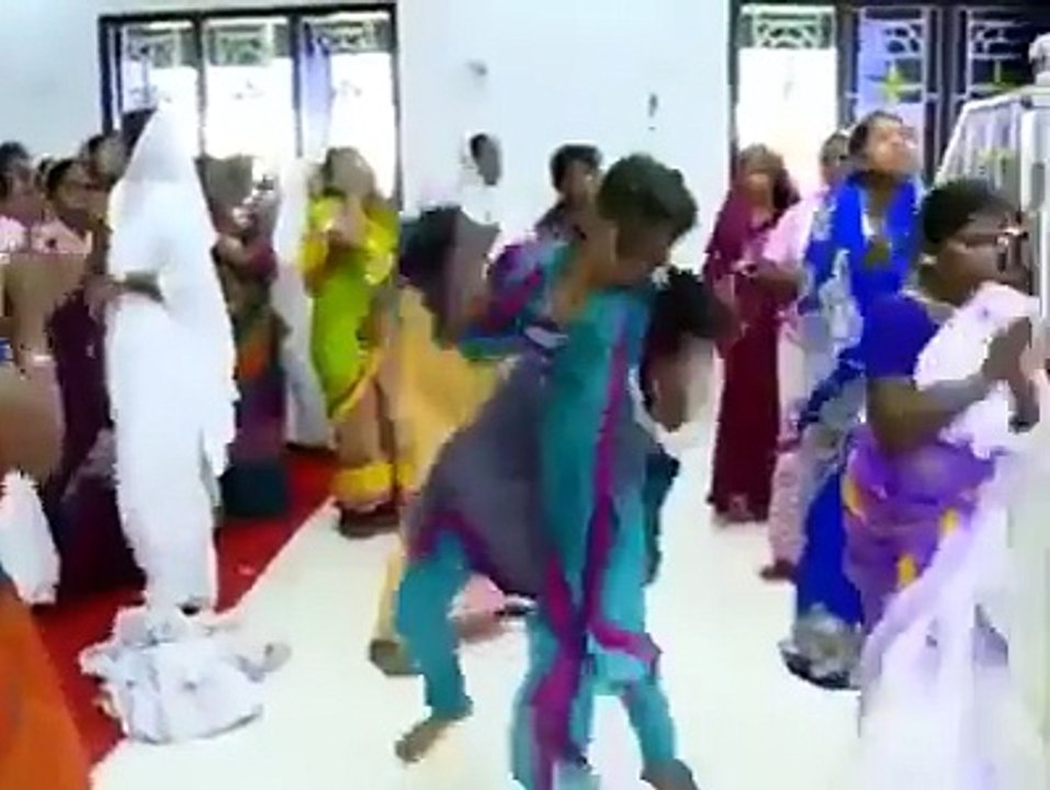 - Pakistani Desi Wedding Punjabi Tharki BABA dance with Gori Girl ...