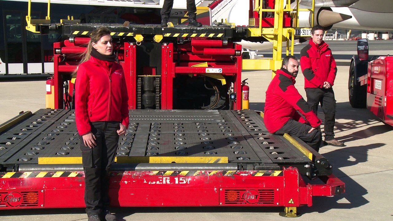 Los trabajadores de 'handling' de rampa de Iberia renuevan su uniforme ...