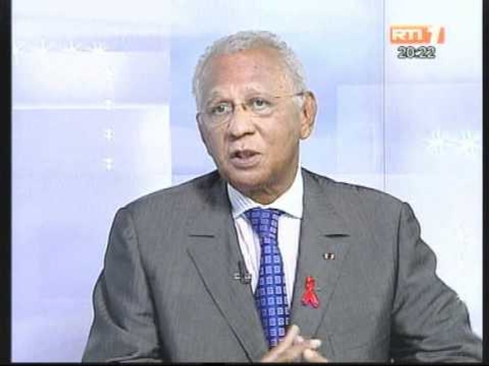 Le célébre écrivain et politicien congolais Henri Lopes, invité du JT ...