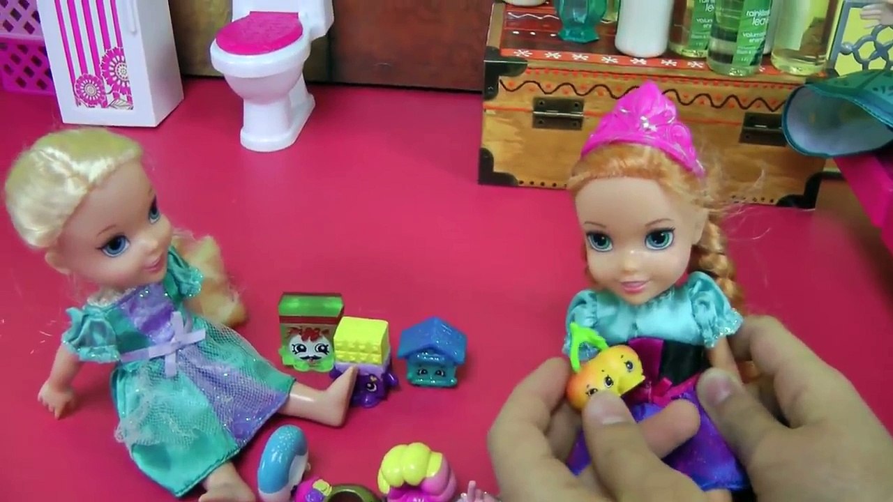 DONT Touch the TOILET! Elsa & Anna toddlers - Bedtime - Brushing teeth ...