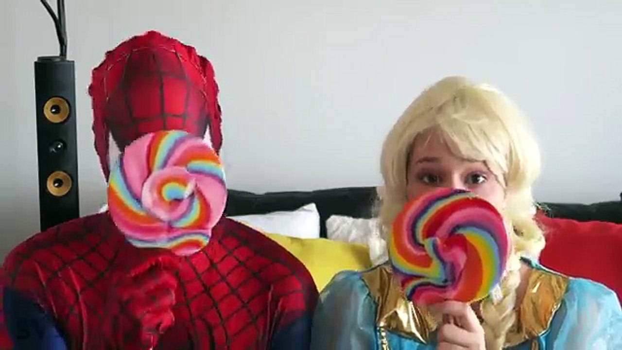 Spiderman y Congelado Elsa vs Caca y Pedos broma! w/ Rosa Spidergirl ...