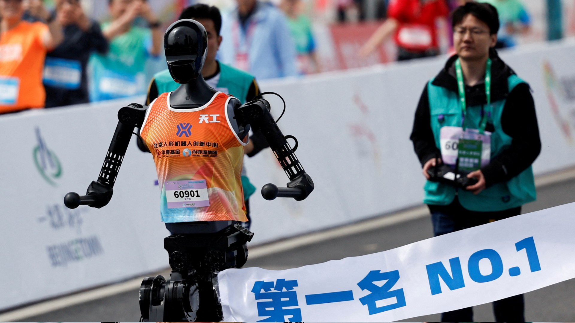 ¡El futuro está aquí! Un robot runner completa un medio maratón y ...