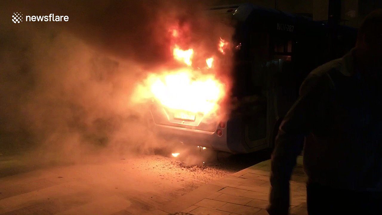 Bus fire in Budapest - video Dailymotion