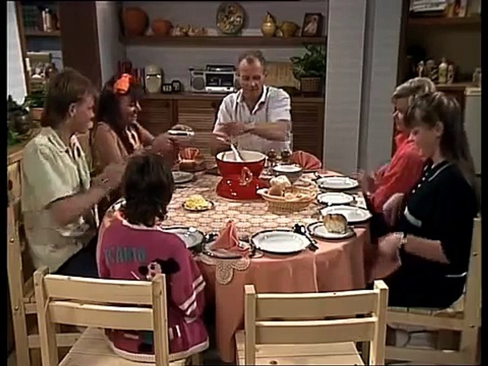 Neighbours Episode 242 (Mrs Mangel arrives) - video Dailymotion