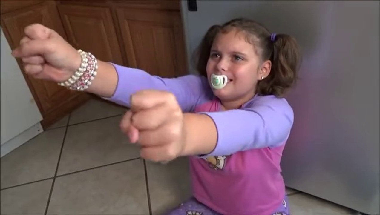 Bad Baby Real Food Fight Victoria vs Annabelle & Freak Daddy Toy Freaks ...