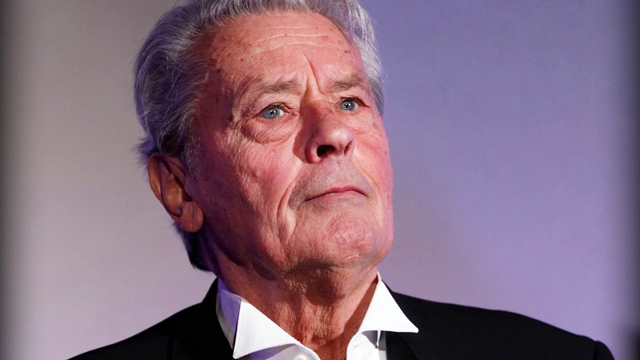 Quand Alain Delon prenait "des libertés" avec Simone Veil - Vidéo ...