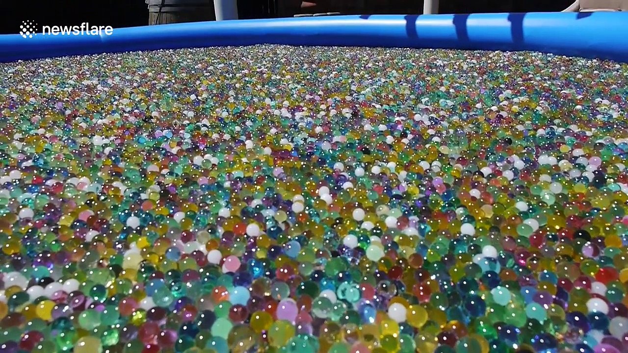 This is what happens if you throw a 'sodium bomb' into giant Orbeez ...