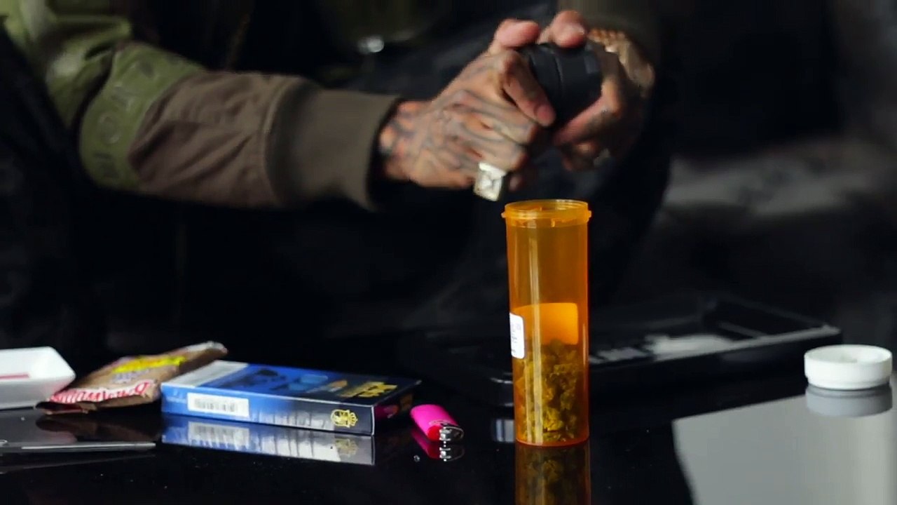 How to Roll a Backwoods & a Dutchmasters with Kid Ink (HNHH) - video ...