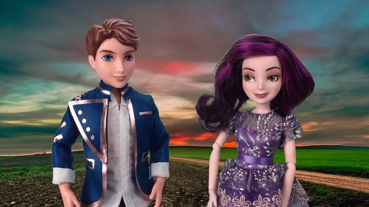 Descendants Videos Mal and Ben Kiss, Evie and Carlos Kiss, Descendants ...