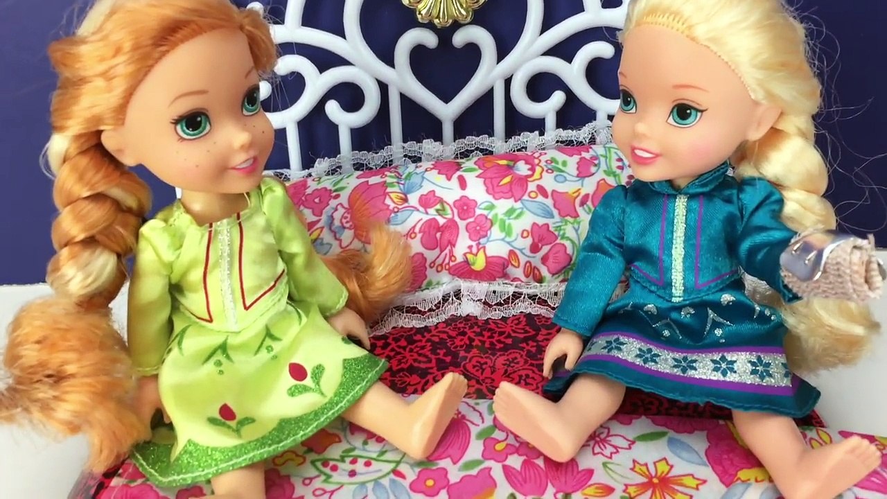 Frozen Elsa and Anna Toddlers Get Stung By Bees! With Ariel and ...