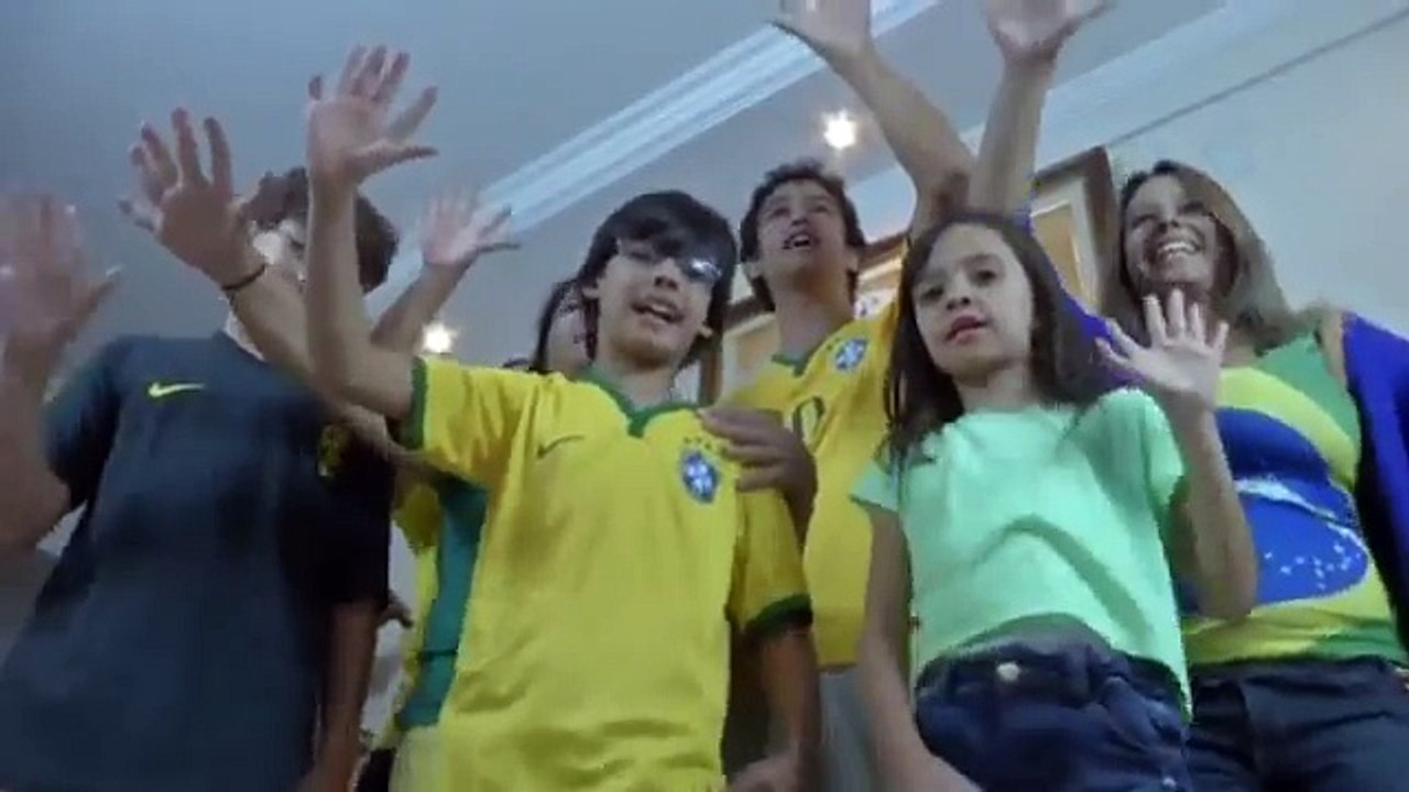 Familja 14 anëtarëshe që ka nga gjashtë gishta, i urojnë mirëseardhje ...