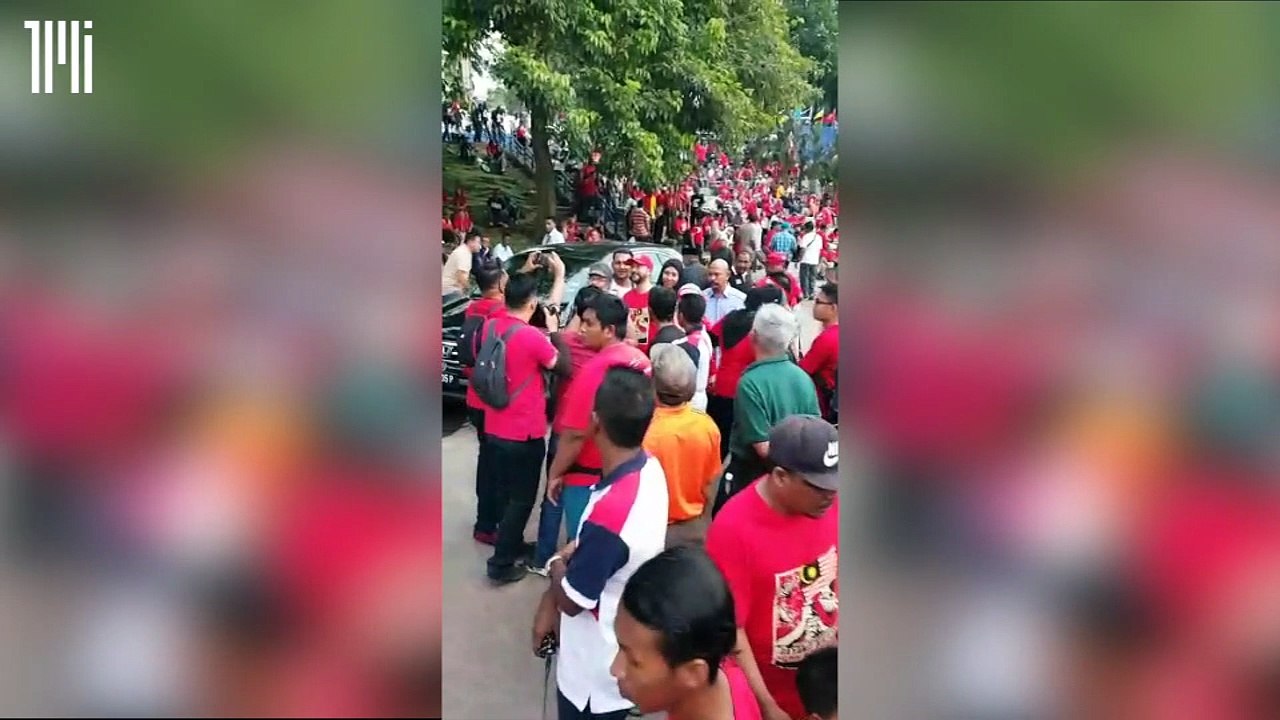 Mukhriz Mahathir leaves opposition rally for maghrib prayers - video ...