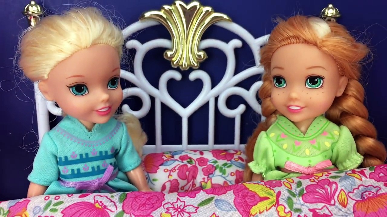 Potty Training with Frozen Elsa and Anna Toddlers! With Queen Elsa ...