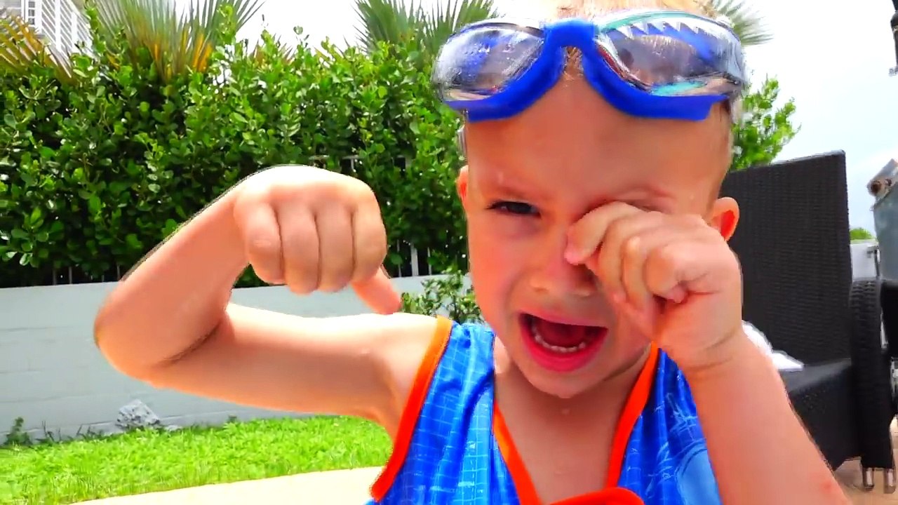 Crying Babies in Pool! Learn colors with Colored Candies, Bad Kids ...