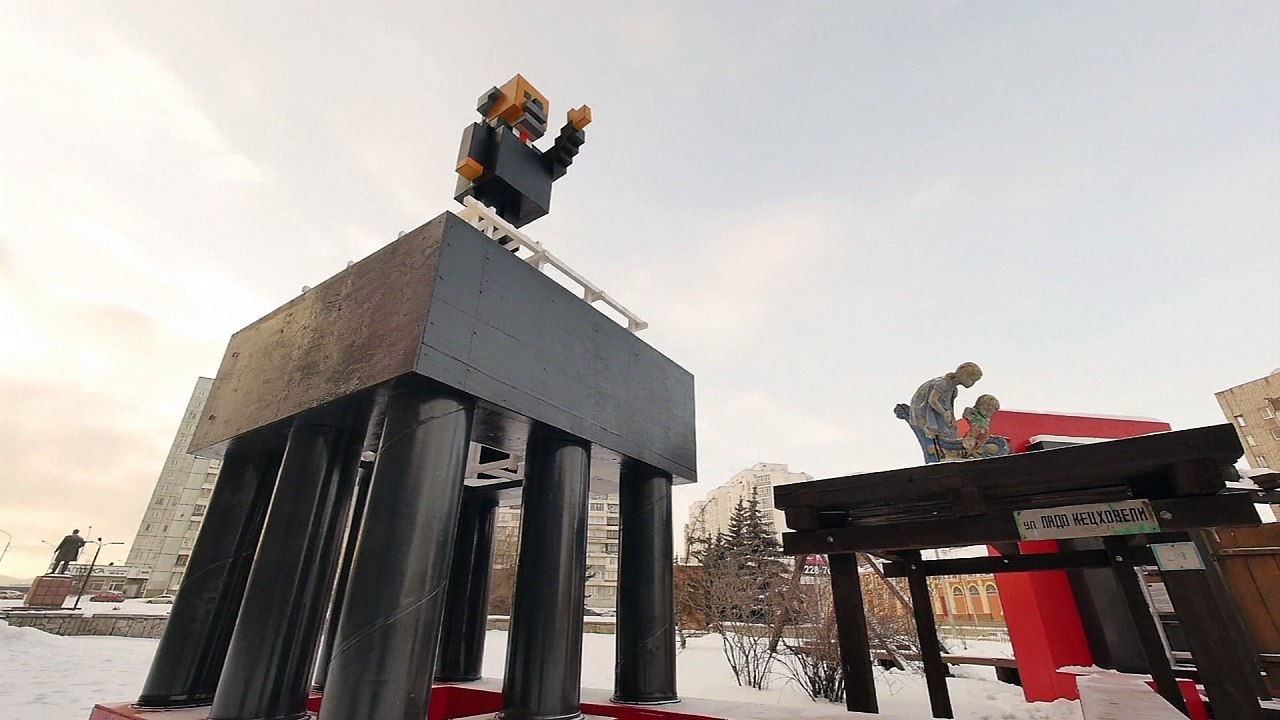 Minecraft Lenin statue causes a stir in Siberia - video Dailymotion
