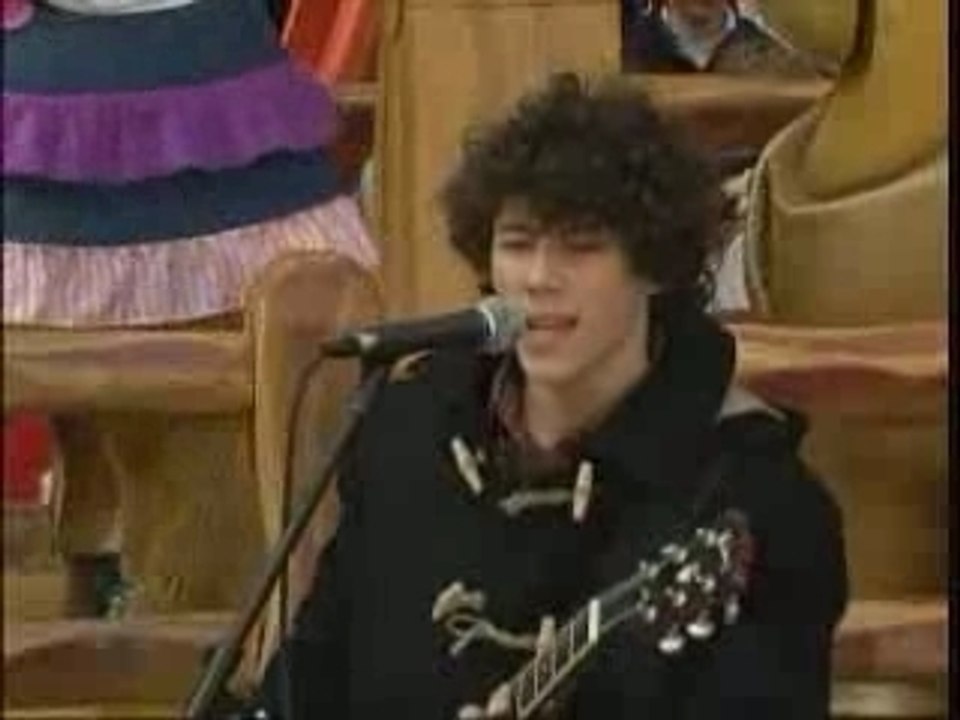 Jonas Brothers - S.O.S. - Macy's Thanksgiving Day Parade - video ...