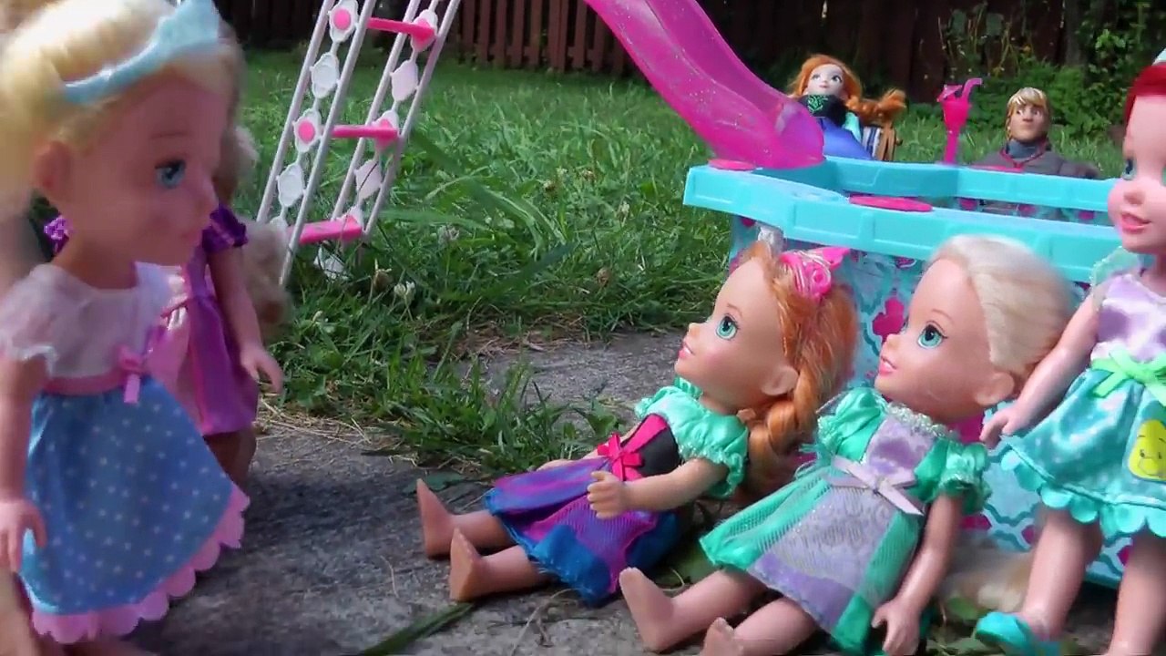 Pool Party - Elsa and Anna toddlers Water Slide ! Rapunzel, Ariel ...