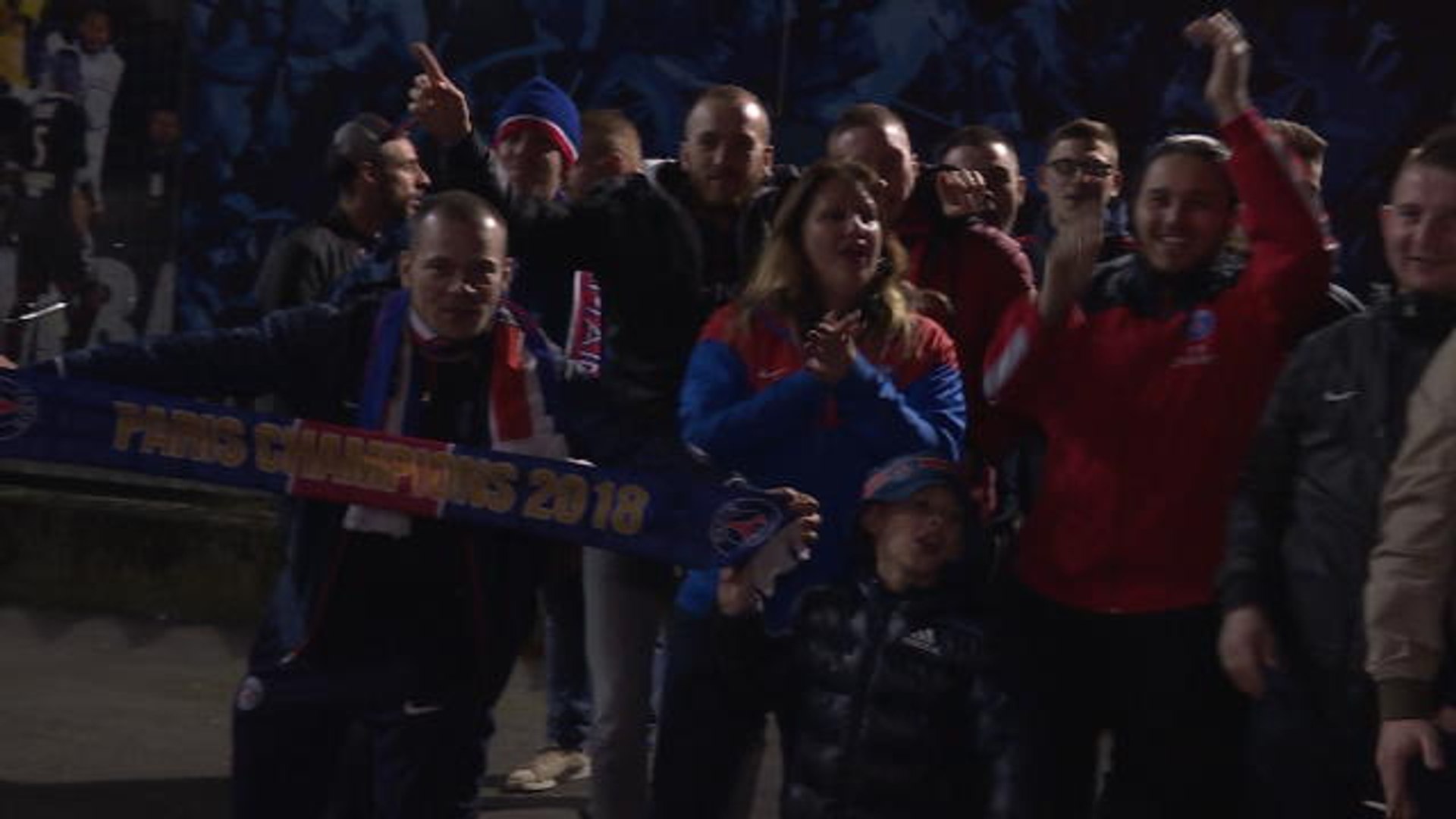 Les fans parisiens fêtent le 7e titre de champion de France du PSG