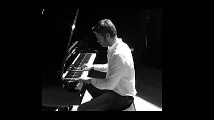Kıvanç Tatlıtuğ'tan piyano performansı
