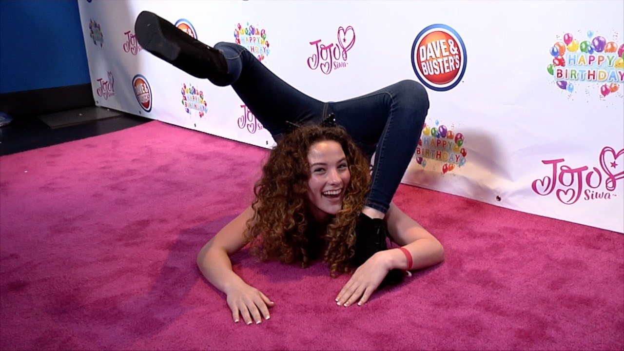 Sofie Dossi’s Mind Blowing Bending On The Pink Carpet - video Dailymotion