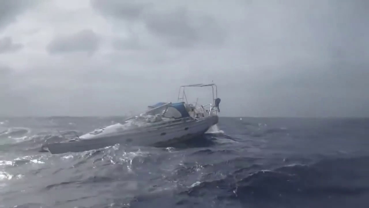Des marins découvrent un bateau à la dérive au milieu de l'océan ...