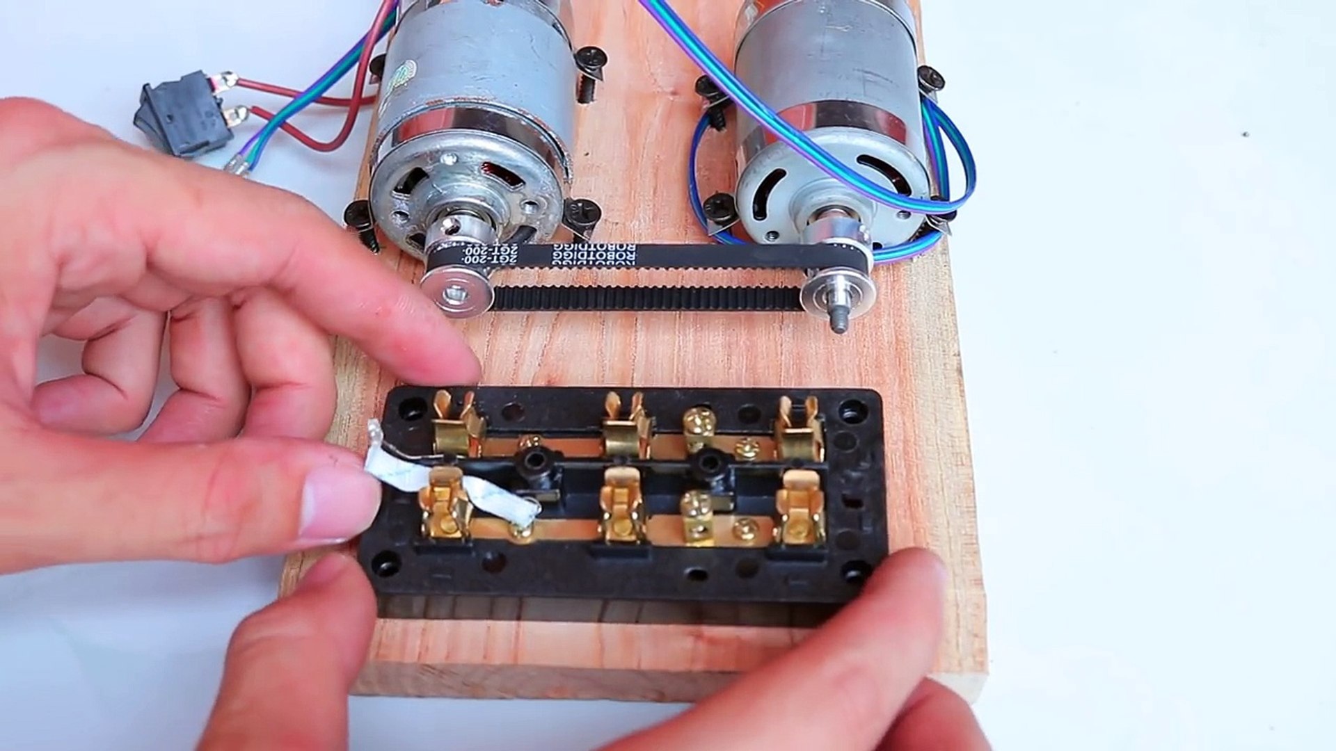 How To Make Simple Electric Generator