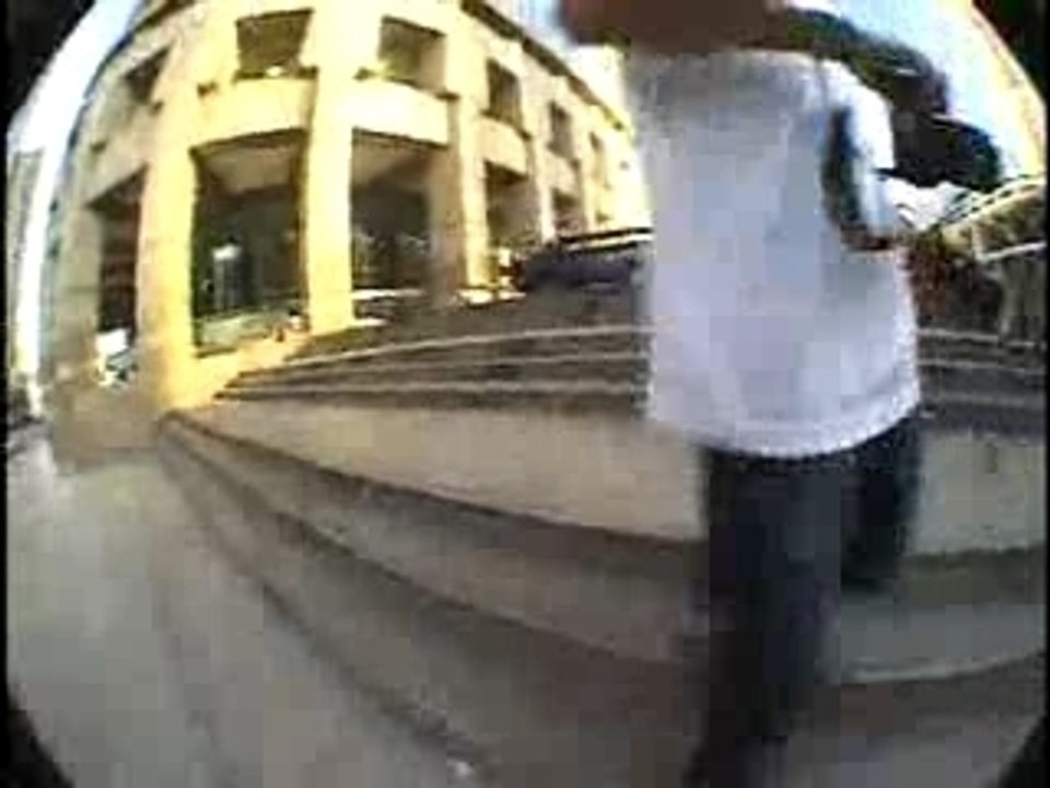 Skateboarder Punches Security Guard In The Head! - video Dailymotion