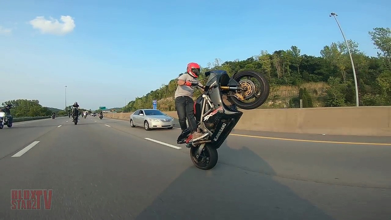INSANE Motorcycle WHEELIE On Highway Street Bike STUNTS Video 2018 MOM ...
