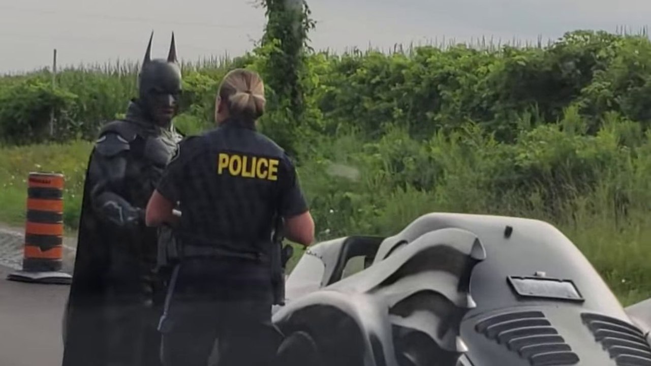 Batman arrêté par la police (Canada) - Vidéo Dailymotion