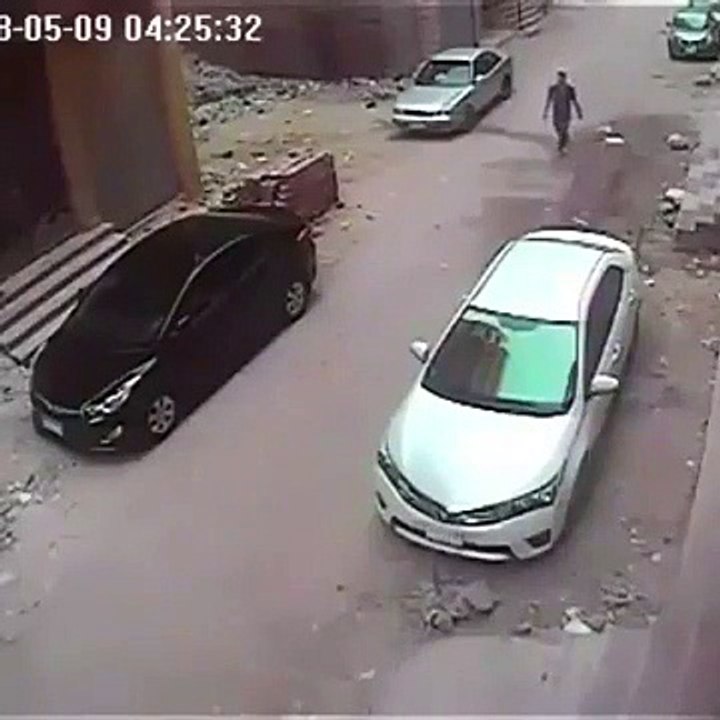 Il essaye de braquer un voiture en cassant la vitre avec une grosse ...