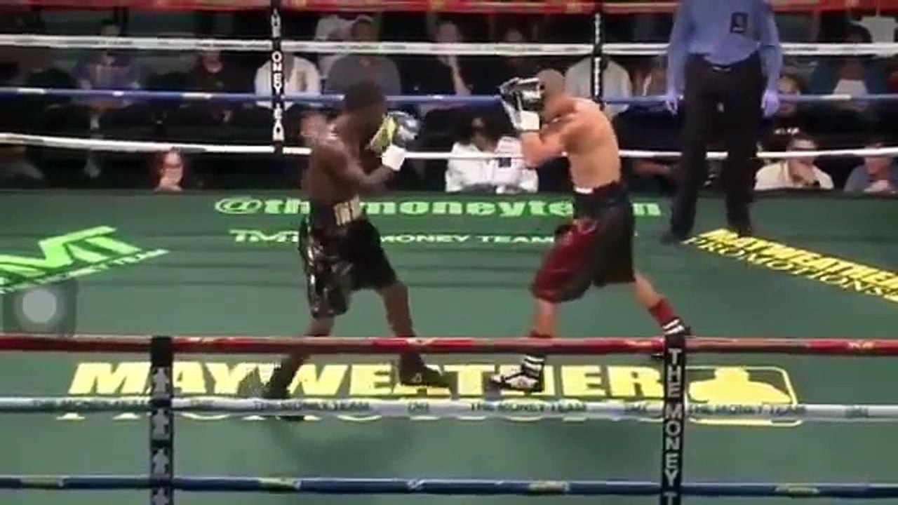 Boxer walks out of the ring right after knockdown - video Dailymotion