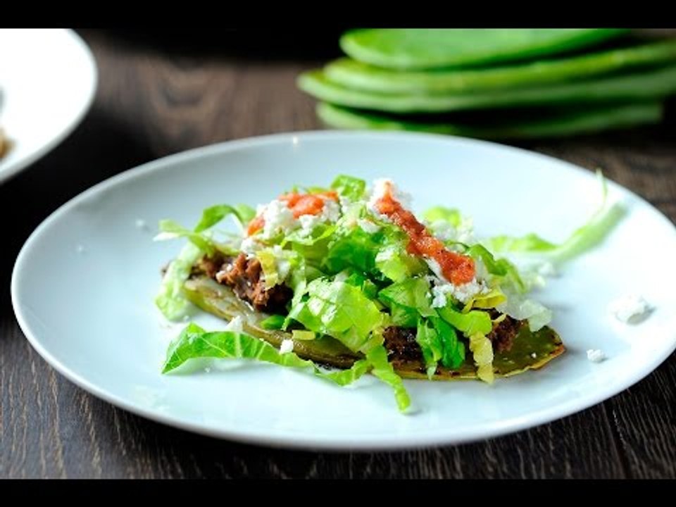 Nopales asados con frijoles - Receta fácil para antojito - Vídeo ...