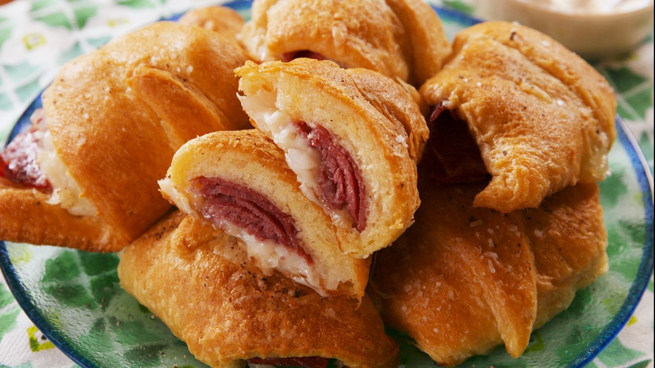 BRB Eating ALL These Reuben Crescent Rolls - video Dailymotion