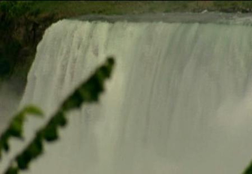 Las cataratas del Niágara "engullen" a dos personas - Vídeo Dailymotion