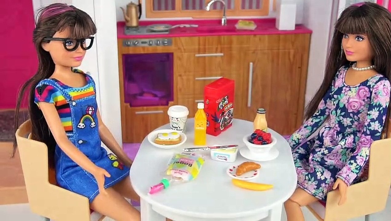 Barbie Twin Sisters Bunk Bed Morning Routine - Packing School Lunches ...
