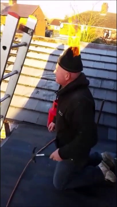 Il met le feu au bonnet de son pote... Petite blague d'ouvrier - Vidéo ...