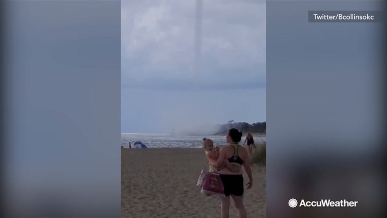 Beachgoers stunned by violent waterspout - video Dailymotion